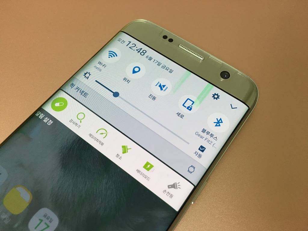 갤럭시S7 엣지 사용자들, 디스플레이에 핑크색 선 생기는 문제 제기 - 인스티즈(instiz) 이슈 카테고리