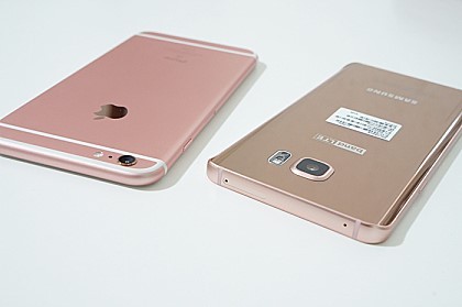 아이폰 6S 로즈골드와 갤럭시 노트 5 핑크골드.jpg - 인스티즈(instiz) 이슈 카테고리
