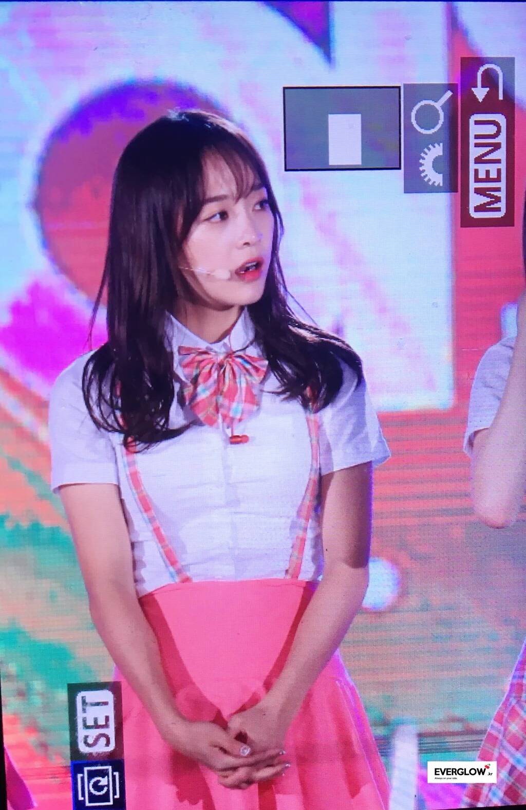 오늘자 IOI 김세정 게릴라콘서트.jpg - 인스티즈(instiz) 이슈 카테고리