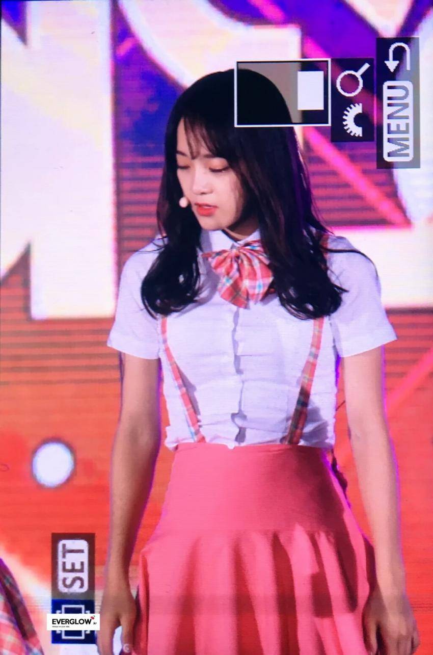 오늘자 IOI 김세정 게릴라콘서트.jpg - 인스티즈(instiz) 이슈 카테고리