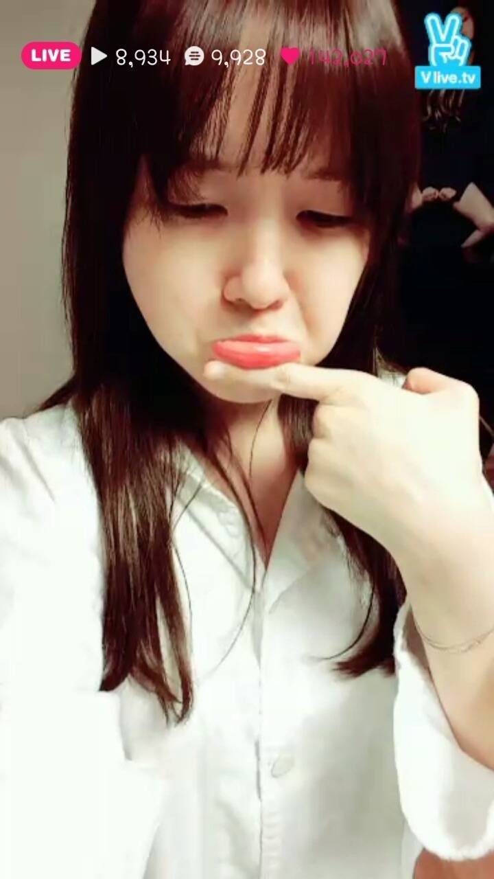 흰피부와 이쁜다리 빵민아 - 인스티즈(instiz) 인티포털 카테고리