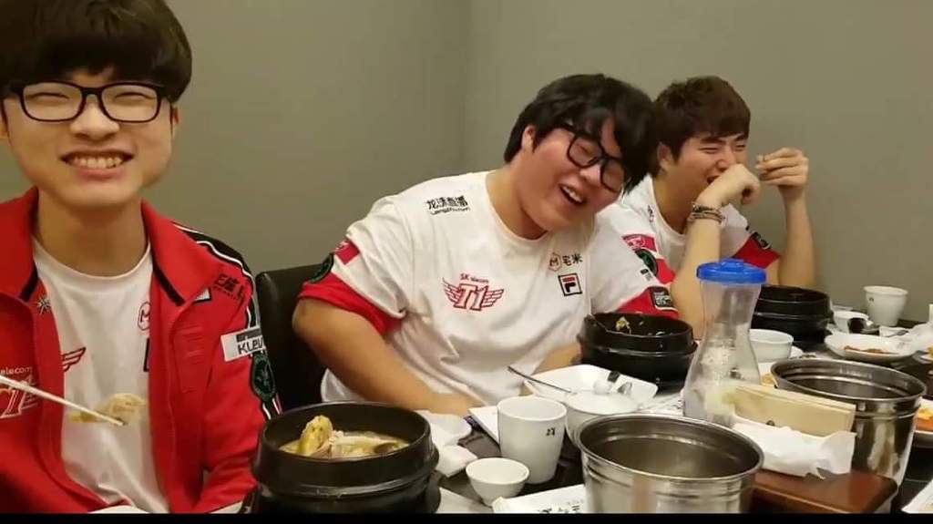 1라운드 마치고 회식하는 skt t1 선수들 - 인스티즈(instiz) 이슈 카테고리