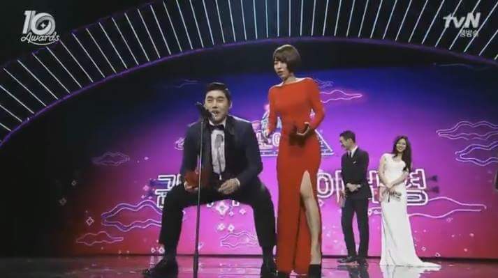 [TVN10어워즈] 소감이 길어지면 마이크 내려버리는 시상식.jpg - 인스티즈(instiz) 이슈 카테고리