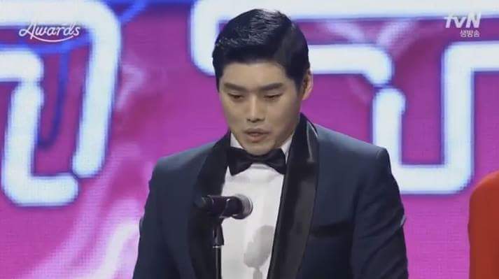 [TVN10어워즈] 소감이 길어지면 마이크 내려버리는 시상식.jpg - 인스티즈(instiz) 이슈 카테고리