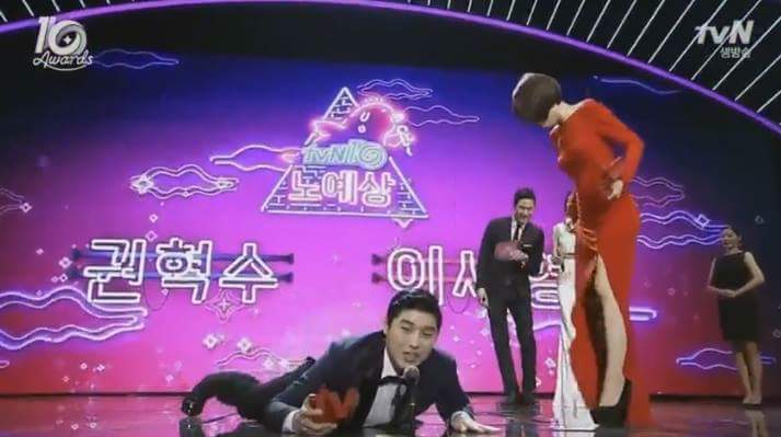 [TVN10어워즈] 소감이 길어지면 마이크 내려버리는 시상식.jpg - 인스티즈(instiz) 이슈 카테고리