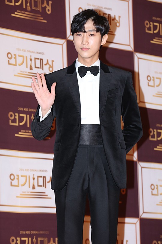 오늘자 B1A4 진영 - 인스티즈(instiz) 이슈 카테고리