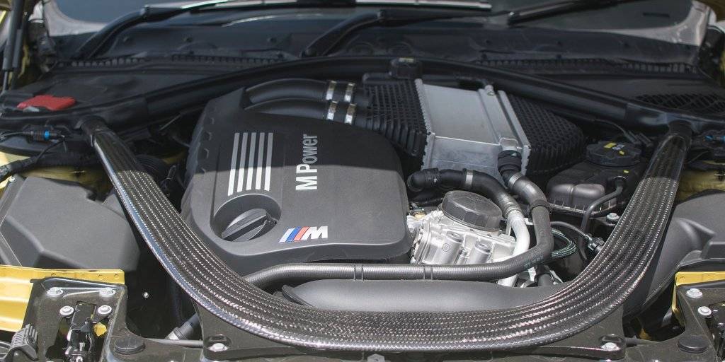 2016 BMW M4 vs 2016 Mercedes-AMG C63 S Coupe - 인스티즈(instiz) 이슈 카테고리