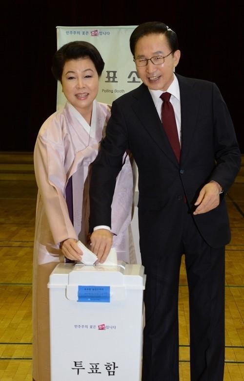 18대와 19대 대선 투표하는 MB의 표정변화.jpg - 인스티즈(instiz) 이슈 카테고리