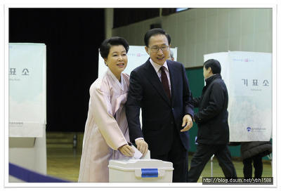 18대와 19대 대선 투표하는 MB의 표정변화.jpg - 인스티즈(instiz) 이슈 카테고리