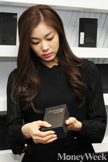 오늘 SKT갤럭시s7 개통식에 참석한 김연아 - 인스티즈(instiz) 이슈 카테고리