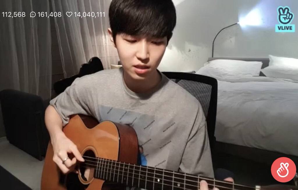 워너원 메보 김재환이 VLive에서 기타 치면서 불러준 노래들 - 인스티즈(instiz) 이슈 카테고리