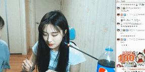 의자 팔걸이에 몸이 끼어버린 여자.gif - 인스티즈(instiz) 이슈 카테고리