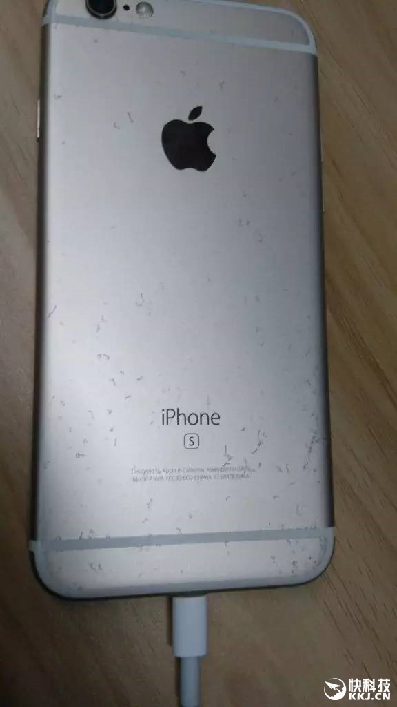 아이폰 6S, 6S 플러스 일부 기종에서 발생 중인 케이스 부식 문제.jpg - 인스티즈(instiz) 이슈 카테고리