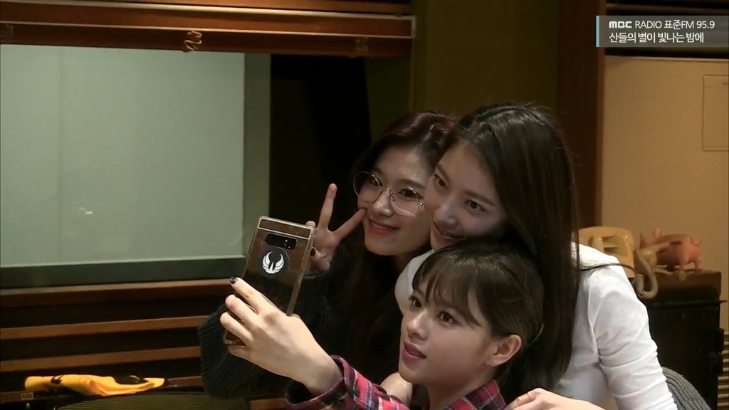 181114 [보이는라디오] 별이 빛나는 밤에 : 특별 MC 공승연 + 사나 & 정연 - 인스티즈(instiz) 인티영상 (종료) 카테고리