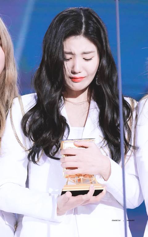 아이즈원)'내 소듕한 신인상..ㅜㅜ'고화질 ver - 인스티즈(instiz) 이슈 카테고리