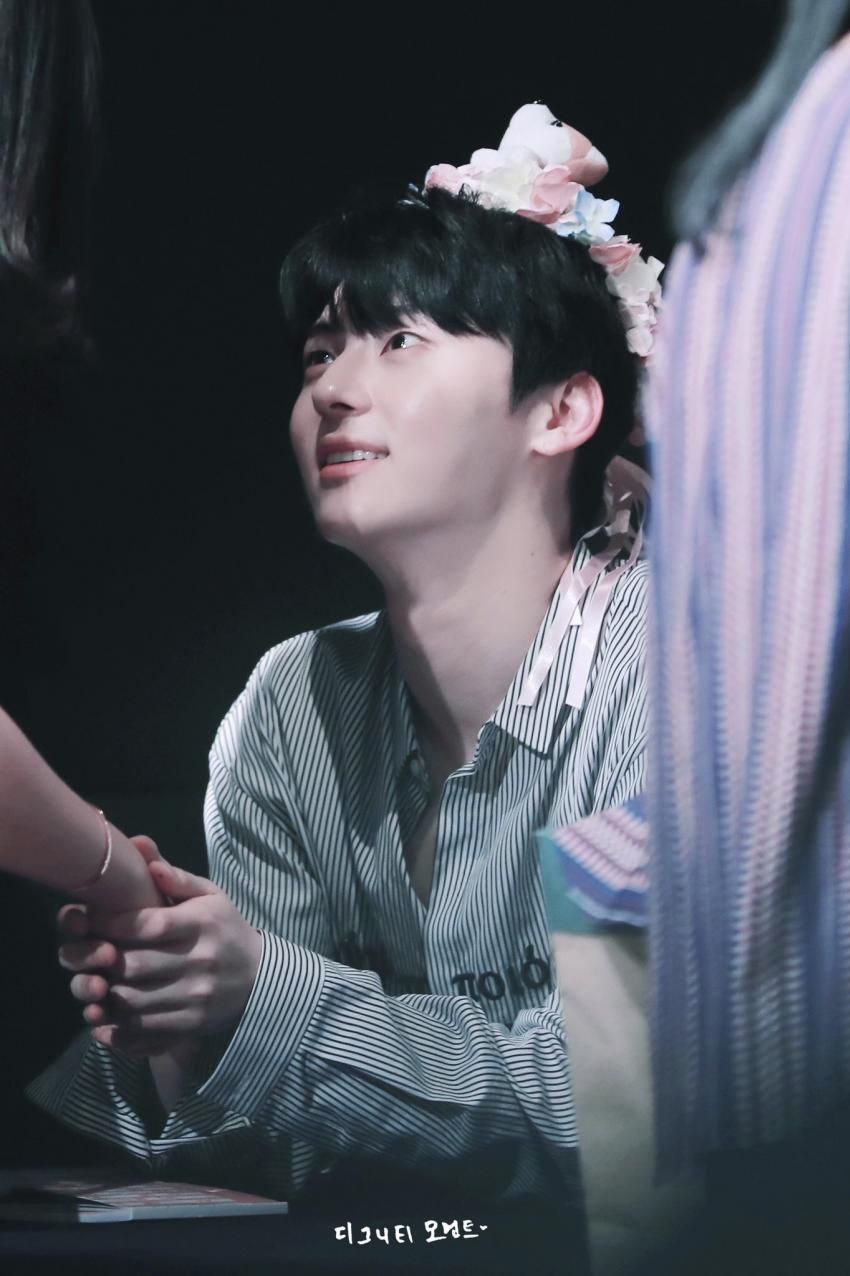 [워너원] 20cm 진한 아이컨텍을 받을수 있다는 황민현 팬싸모습 - 인스티즈(instiz) 이슈 카테고리