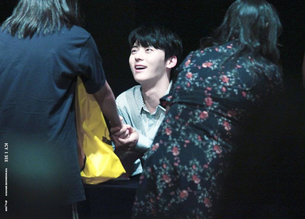 [워너원] 20cm 진한 아이컨텍을 받을수 있다는 황민현 팬싸모습 - 인스티즈(instiz) 이슈 카테고리