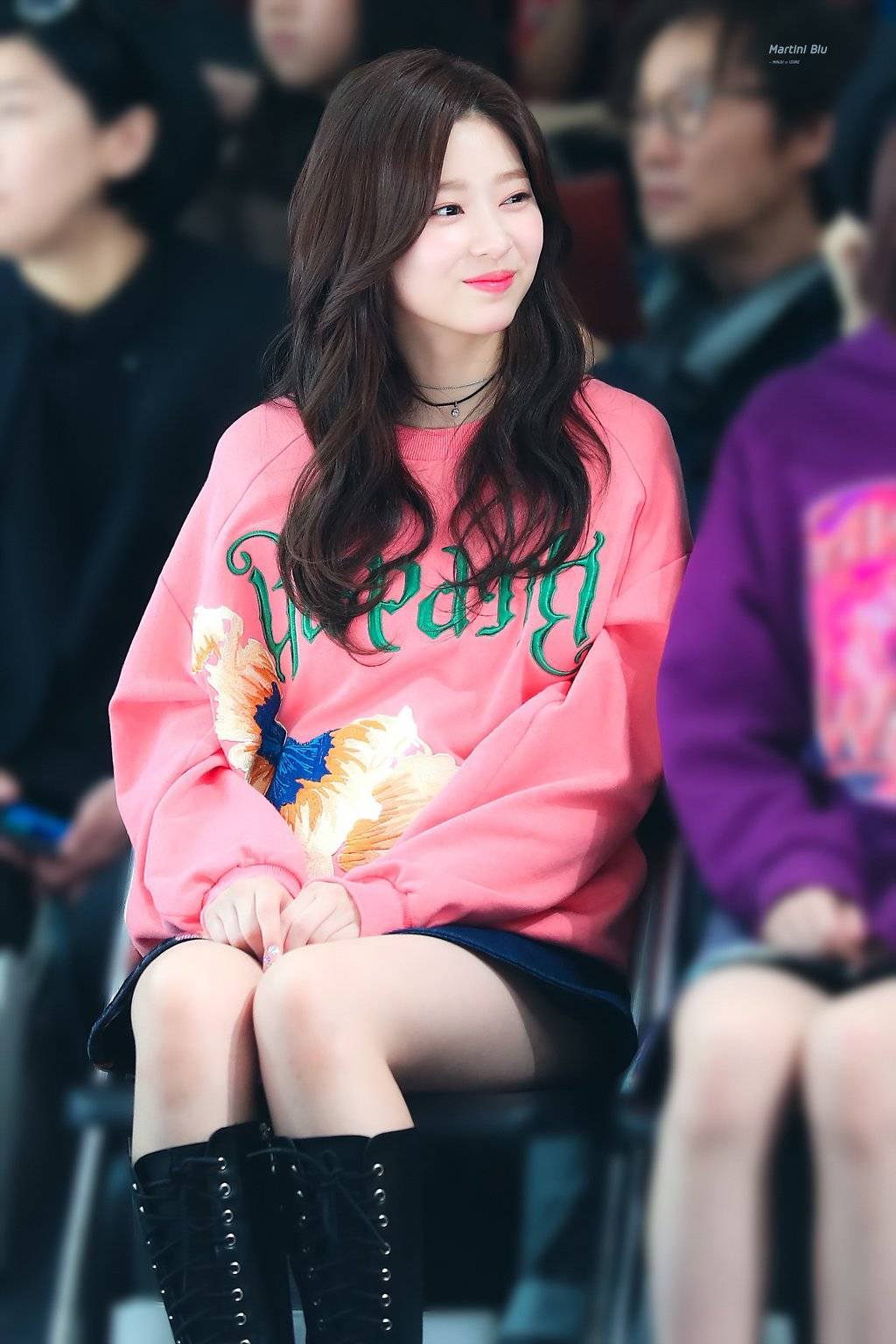 패션쇼 구경하는 아이즈원 김민주 인스티즈 Instiz 이슈 카테고리