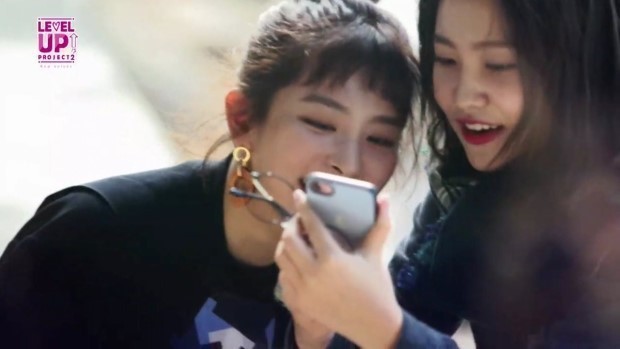 아이폰 쓰는 레드벨벳의 LG V50 광고 - 인스티즈(instiz) 이슈 카테고리