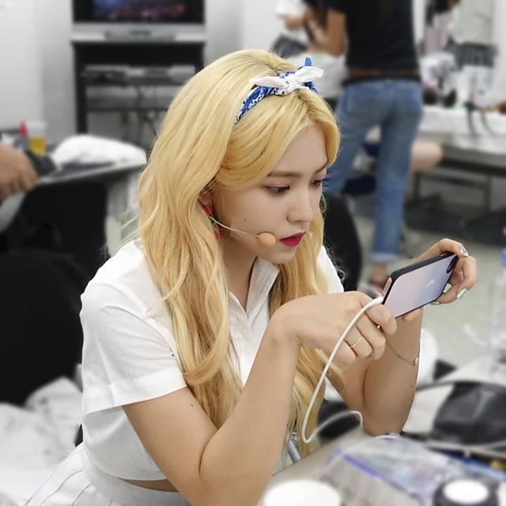 아이폰 쓰는 레드벨벳의 LG V50 광고 - 인스티즈(instiz) 이슈 카테고리