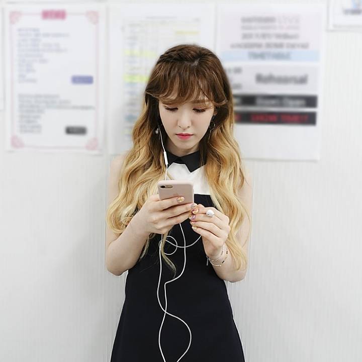 아이폰 쓰는 레드벨벳의 LG V50 광고 - 인스티즈(instiz) 이슈 카테고리