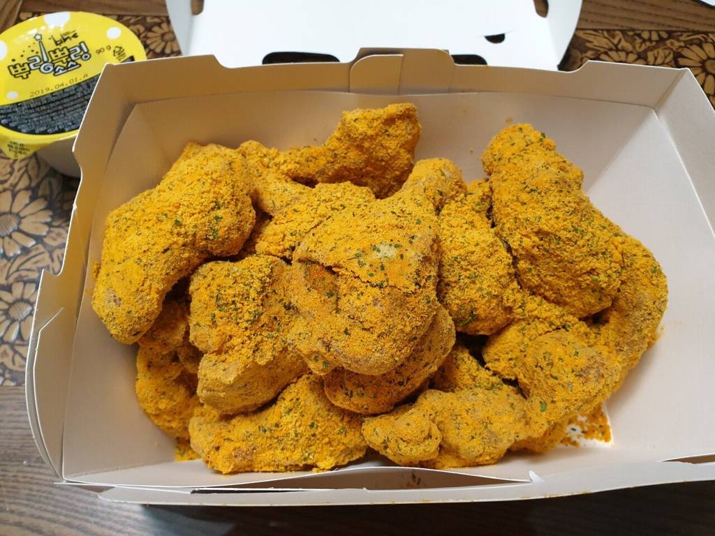 [대결] bhc 뿌링클 vs 네네치킨 스노윙치즈 - 인스티즈(instiz) 이슈 카테고리