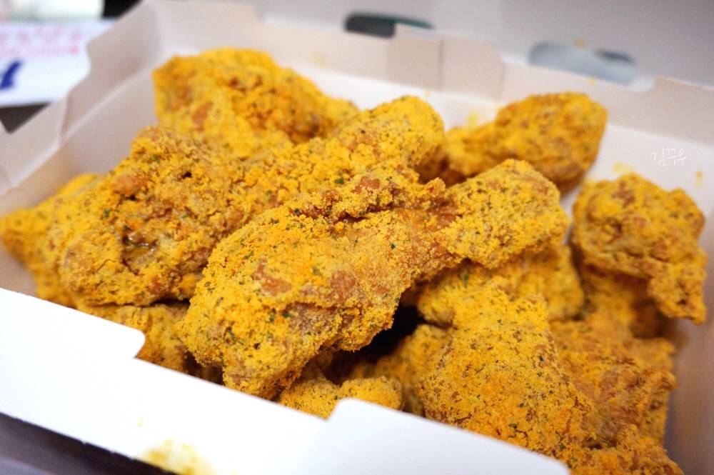 [대결] bhc 뿌링클 vs 네네치킨 스노윙치즈 - 인스티즈(instiz) 이슈 카테고리