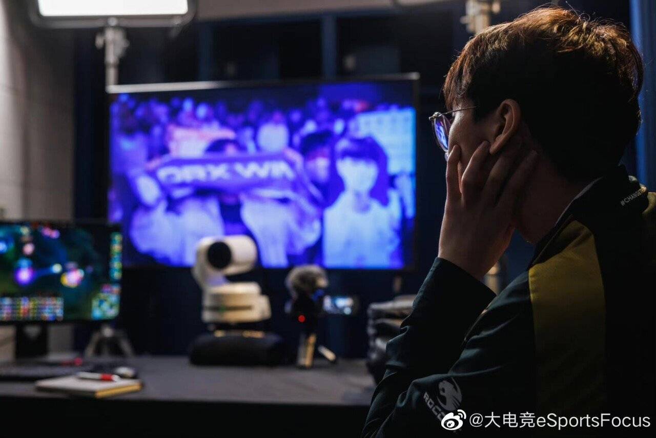 DRX 승리 인터뷰를 화면으로 바라보고 있는 룰러 - 인스티즈(instiz) 인티포털 카테고리