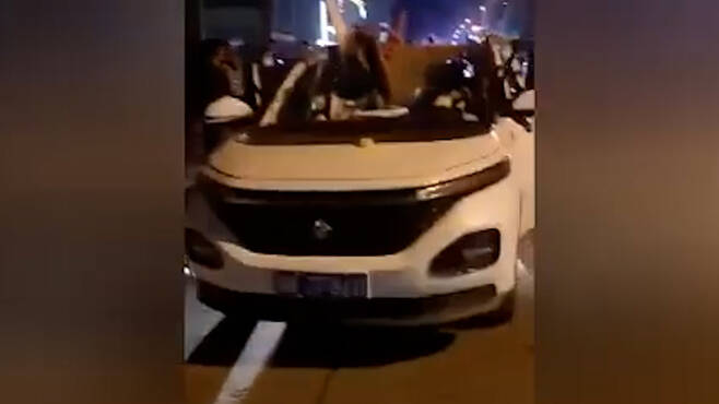 주행 중인 SUV차량이 폭발하는 영상.gif - 인스티즈(instiz) 인티포털 카테고리