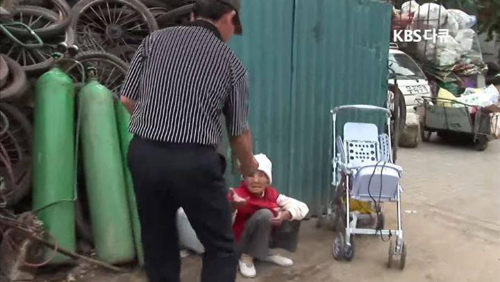고물상 할머니 보고 눈물을 참지 못하는 다큐 3일 PD.jpg - 인스티즈(instiz) 인티포털 카테고리