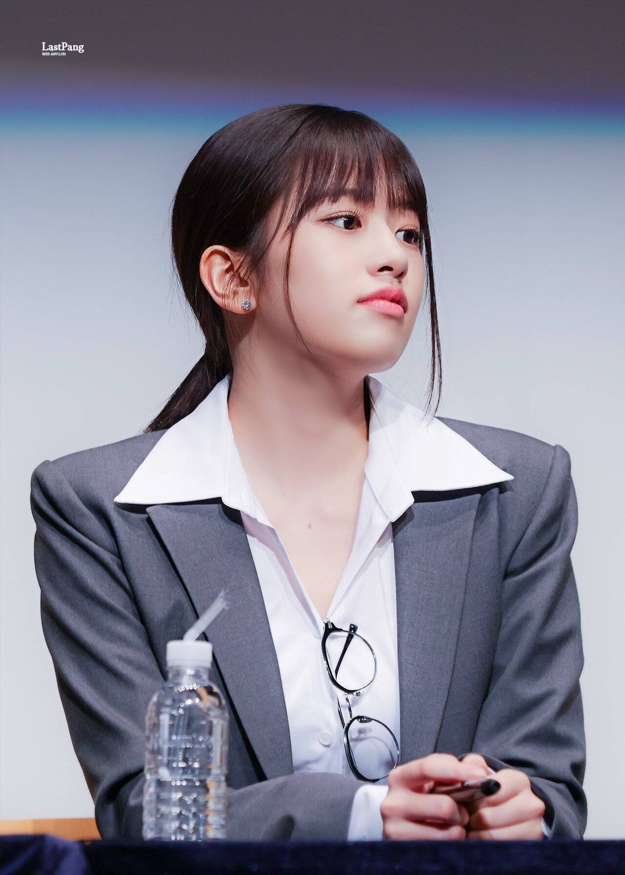 안경쓰고 오피스룩 입은 안유진 비주얼 .JPG - 인스티즈(instiz) 이슈 카테고리