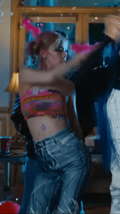 에스파 신곡 뮤비 속 탱크탑 카리나 .gif - 인스티즈(instiz) 이슈 카테고리