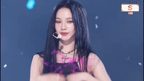 오늘자 인기가요 흑발로 돌아온 카리나.gif - 인스티즈(instiz) 이슈 카테고리