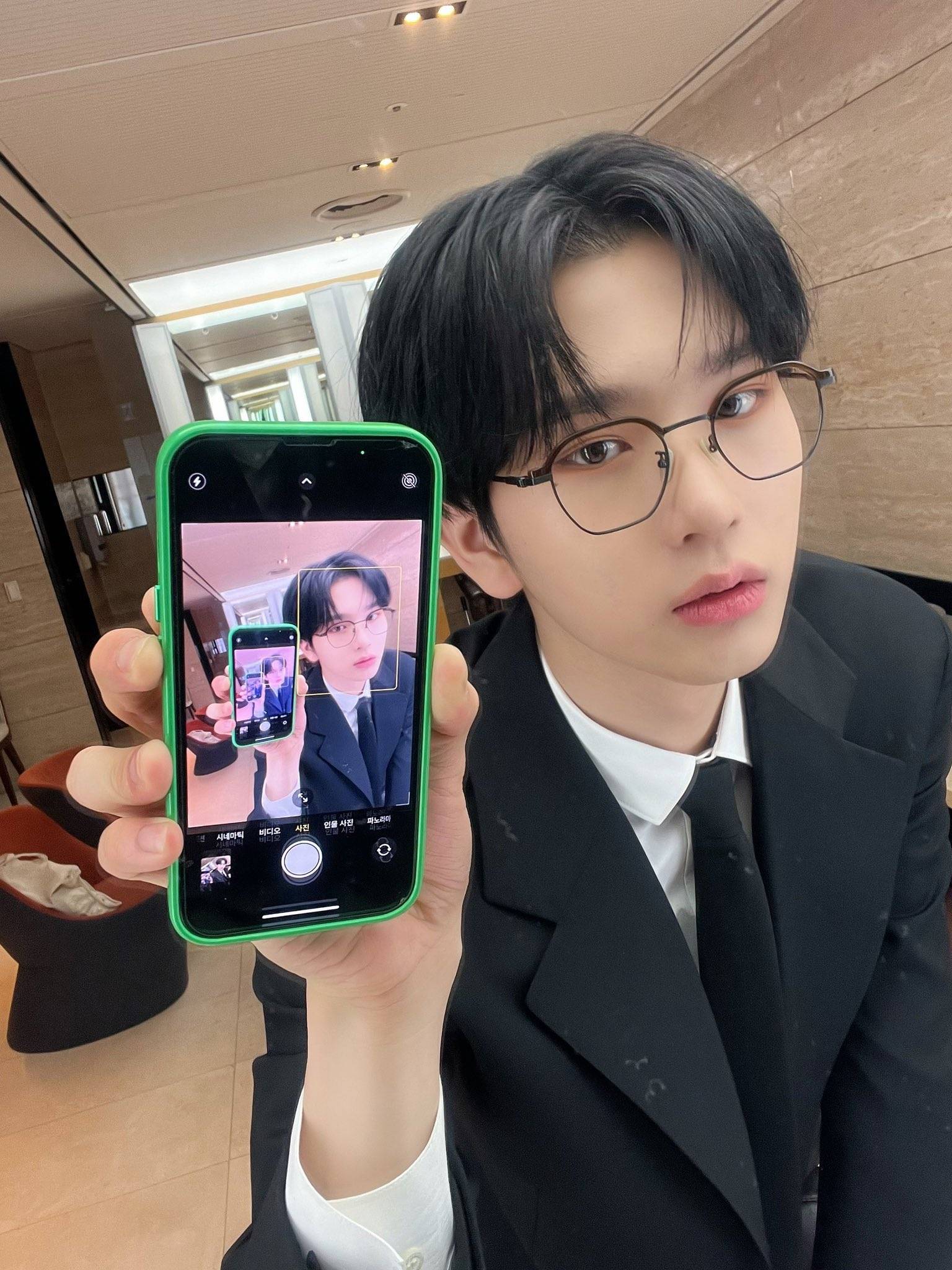 최근 아이돌들 사이에서 유행하는 mz 거셀 포즈.jpg - 인스티즈(instiz) 이슈 카테고리