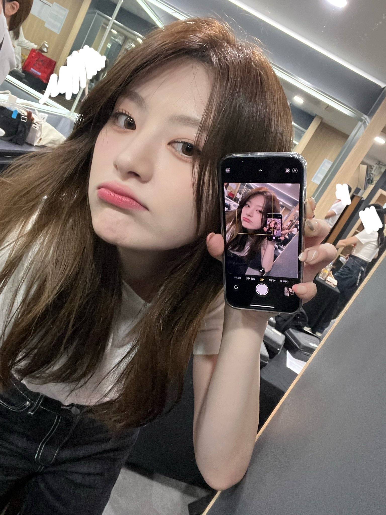 최근 아이돌들 사이에서 유행하는 mz 거셀 포즈.jpg - 인스티즈(instiz) 이슈 카테고리