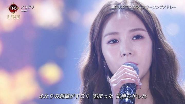 어제 FNS에서 무대공포증 때문에 손 덜덜 떨면서 노래부른 보아.gif - 인스티즈(instiz) 이슈 카테고리