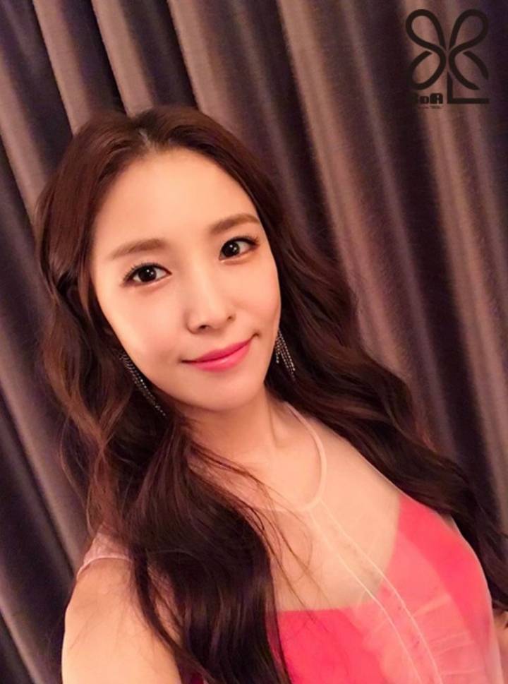 어제 FNS에서 무대공포증 때문에 손 덜덜 떨면서 노래부른 보아.gif - 인스티즈(instiz) 이슈 카테고리