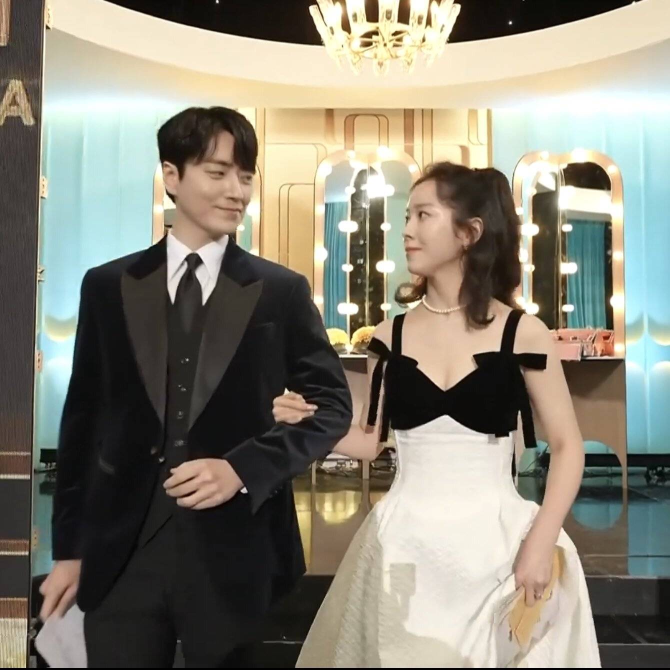 SBS 연기대상에 시상하러 나온 한지민-이준혁 케미.twt - 인스티즈(instiz) 이슈 카테고리