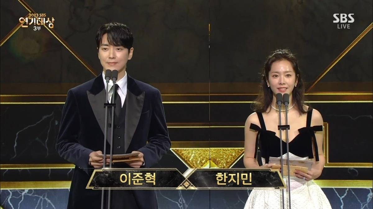 SBS 연기대상에 시상하러 나온 한지민-이준혁 케미.twt - 인스티즈(instiz) 이슈 카테고리