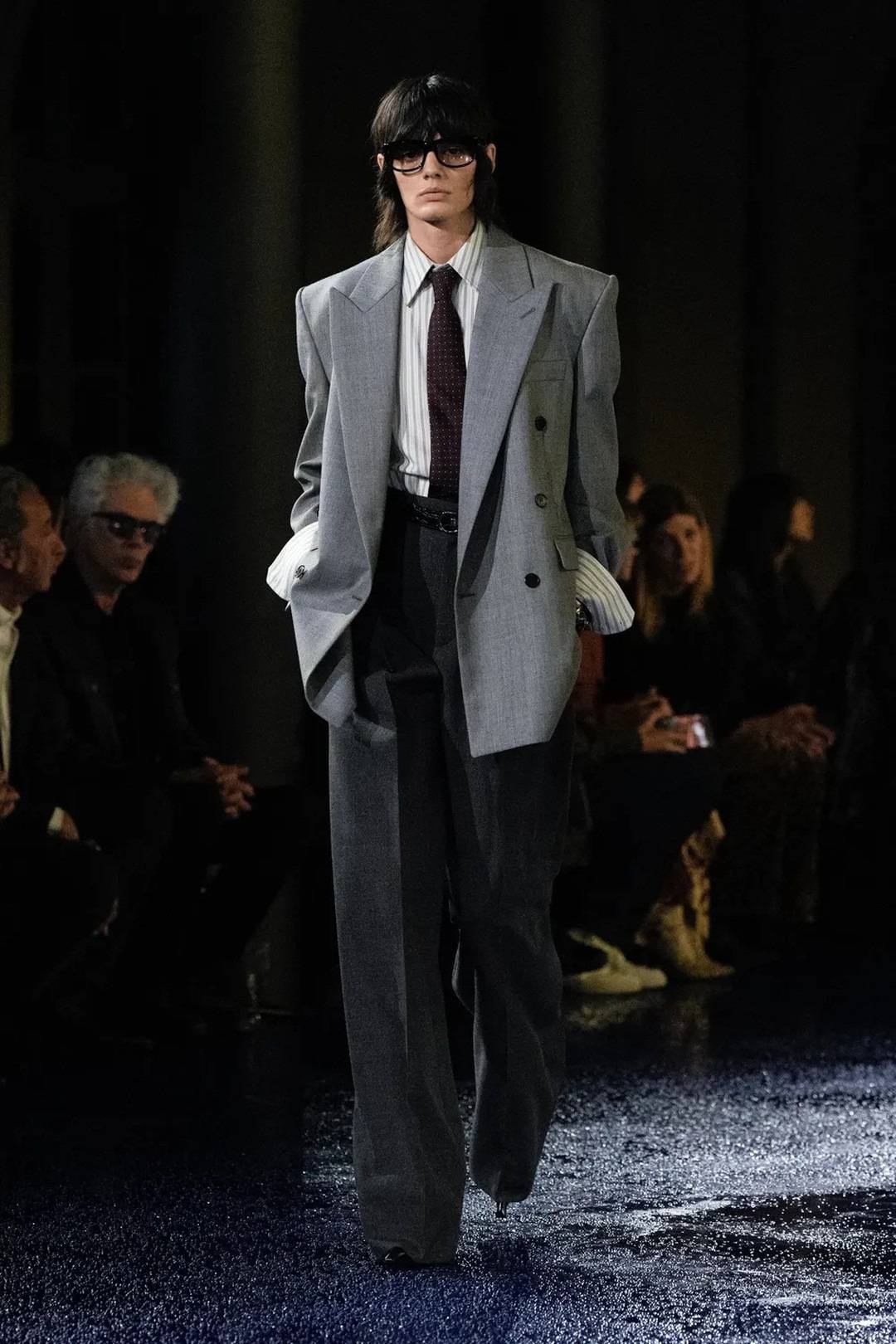 공개 후 반응 좋았던 생로랑 2025 SS 여성 수트 컬렉션 - 인스티즈(instiz) 이슈 카테고리