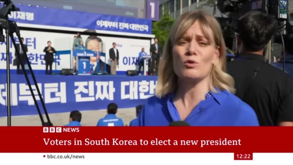 파란색 티셔츠 입은 BBC 기자 - 인스티즈(instiz) 이슈 카테고리