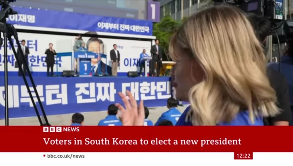 파란색 티셔츠 입은 BBC 기자 - 인스티즈(instiz) 이슈 카테고리