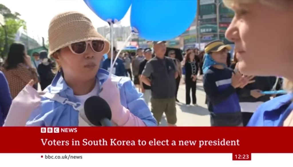 파란색 티셔츠 입은 BBC 기자 - 인스티즈(instiz) 이슈 카테고리