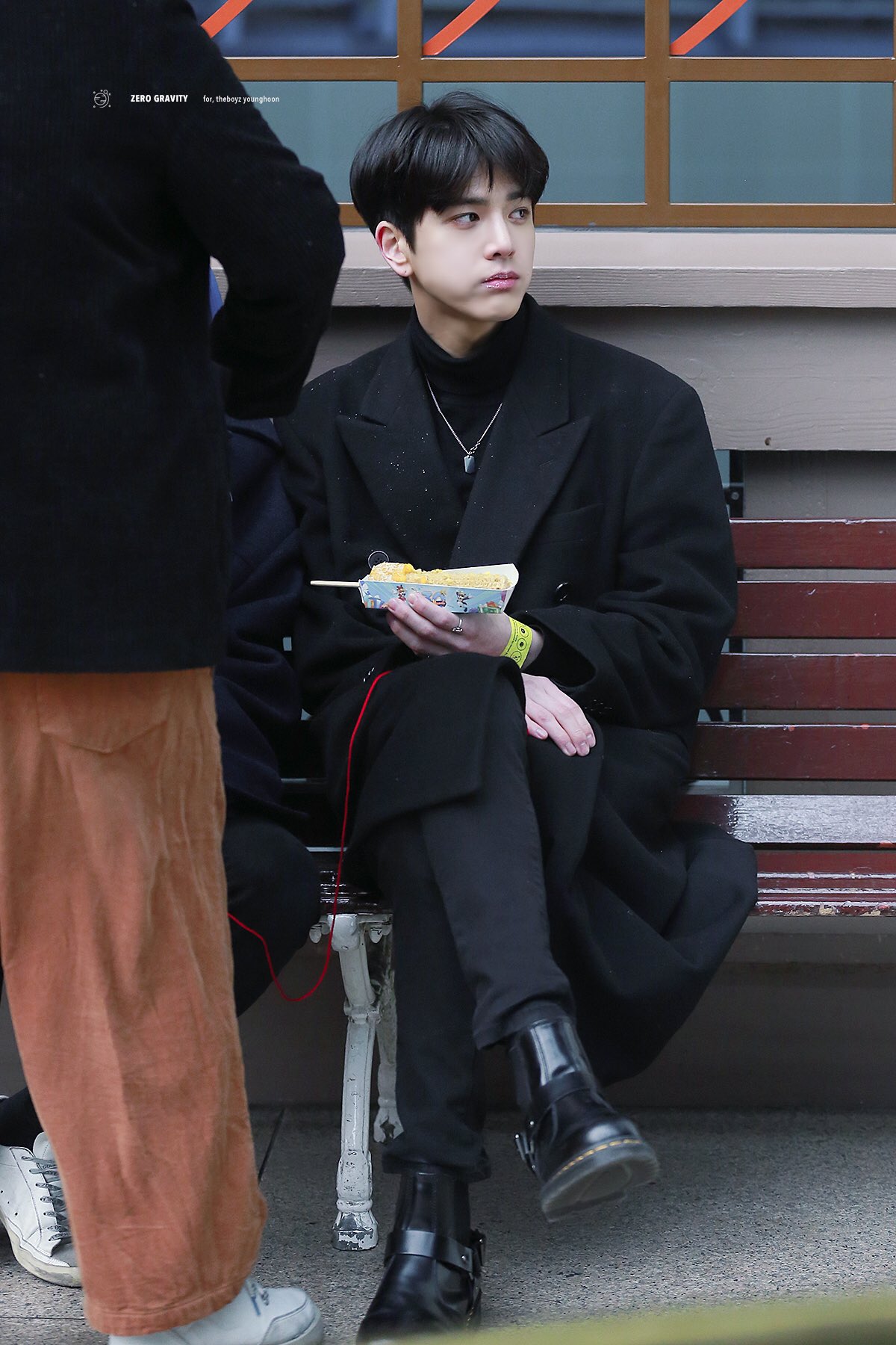 183한테 까만 롱코트 입혀 놓으니까 너무 굿... - 인스티즈(instiz) 연예 카테고리