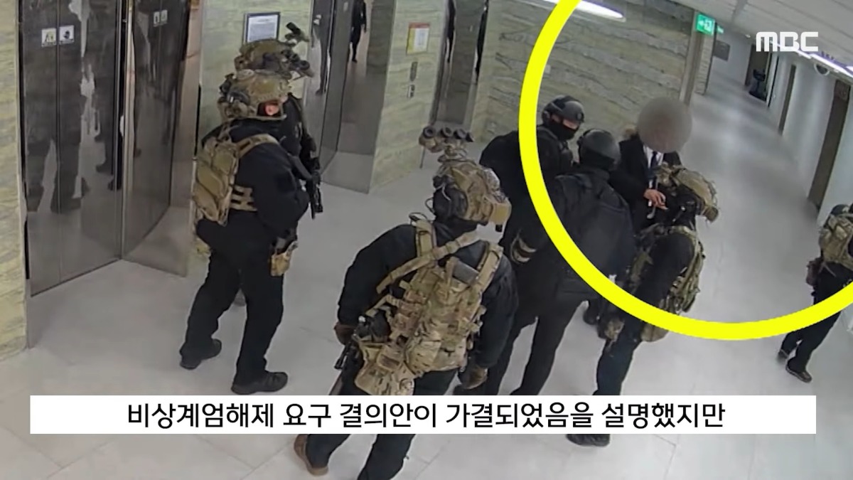 [정보/소식] 계엄해제 가결 이후 707부대원이 국회 단전하는 CCTV 영상...jpg - 인스티즈(instiz) 연예 카테고리