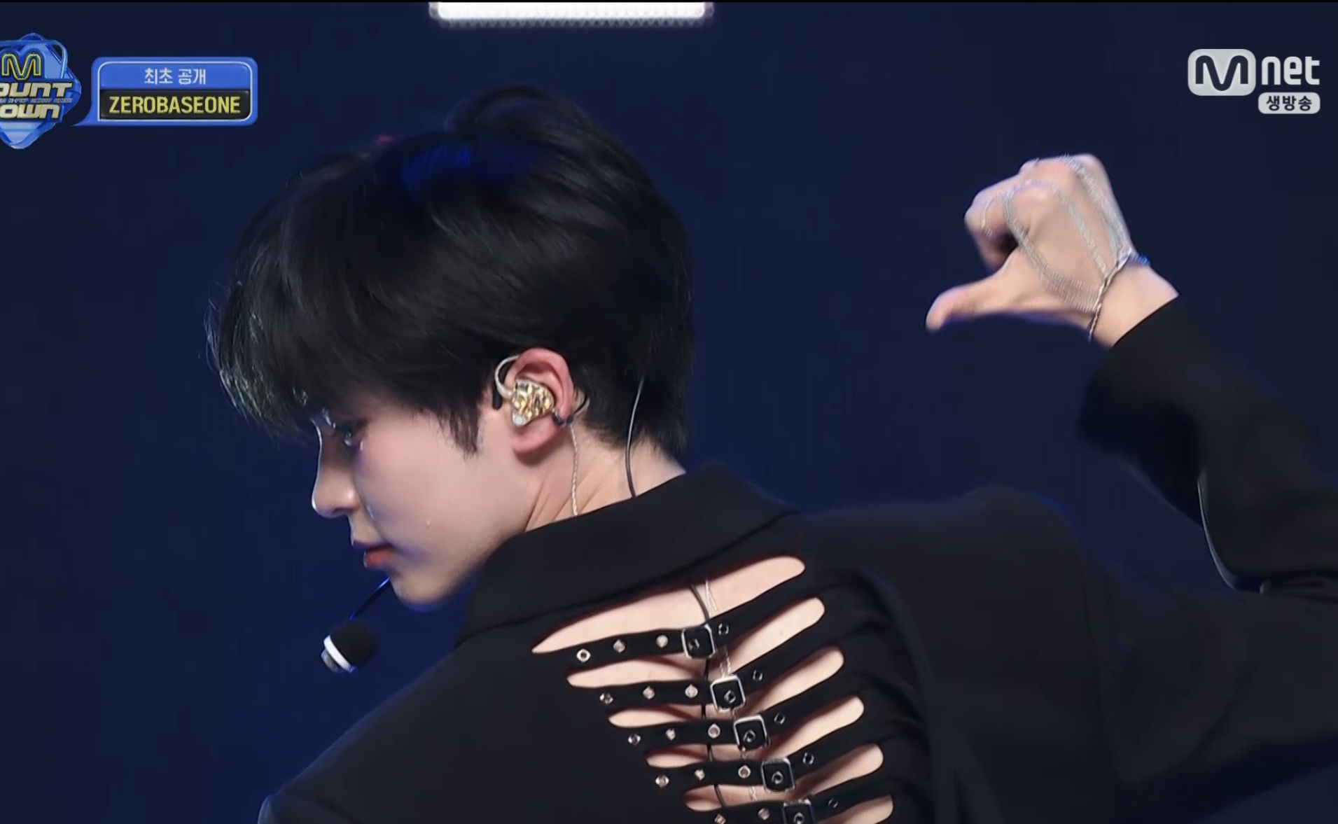 [잡담] 엠카에서 옷 4번 갈아입은 아이돌 - 인스티즈(instiz) 연예 카테고리