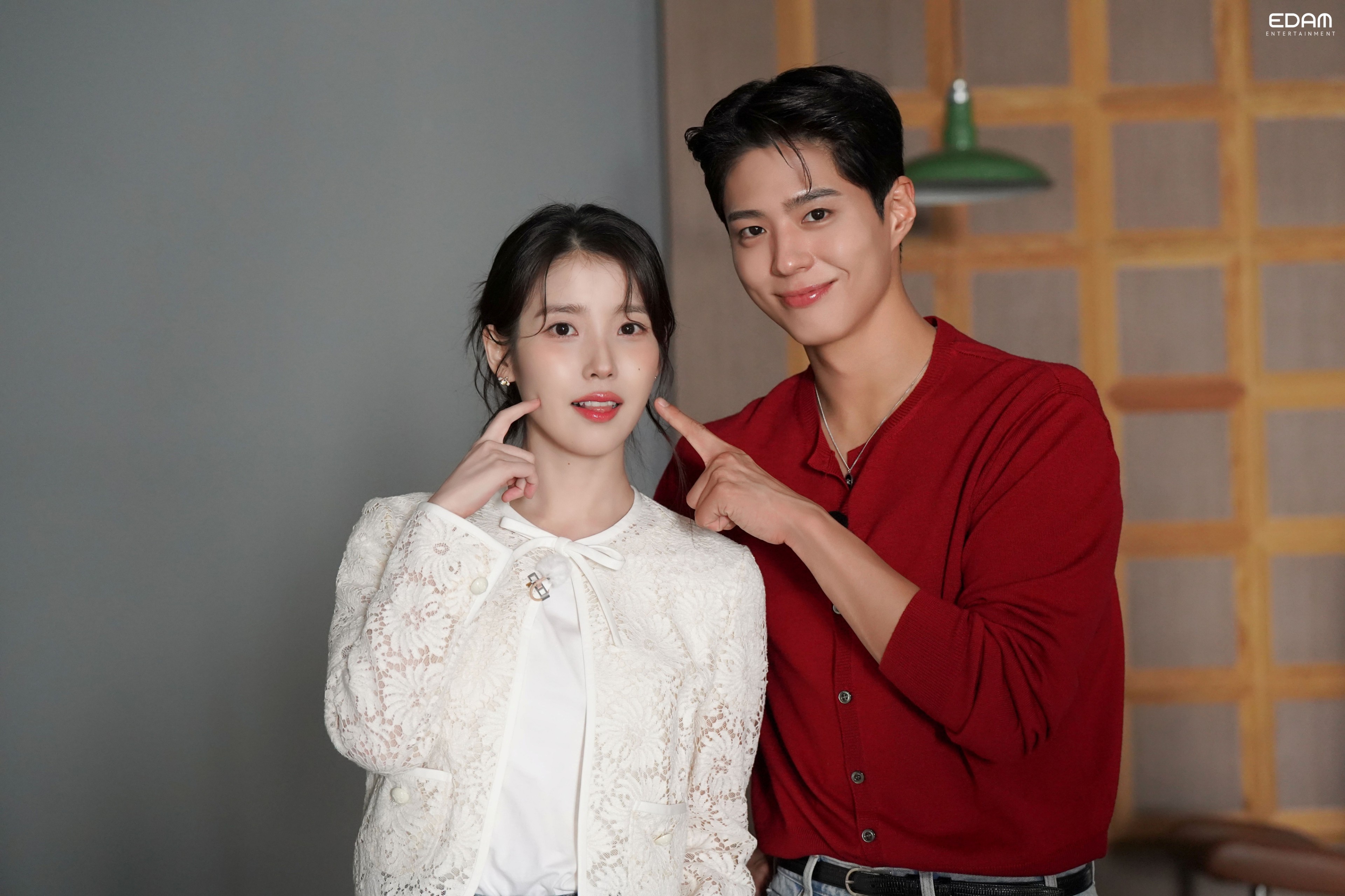 [잡담] 아이유 요즘 스타일링 너무 이쁜듯 - 인스티즈(instiz) 드영배 카테고리