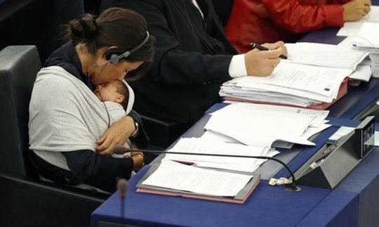 아기와 함께 EU회의 참석하는 국회의원 - 인스티즈(instiz) 이슈 카테고리