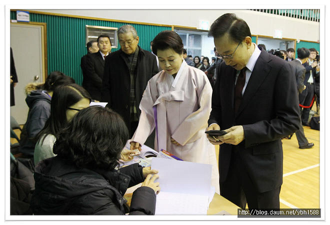 18대와 19대 대선 투표하는 MB의 표정변화.jpg - 인스티즈(instiz) 이슈 카테고리