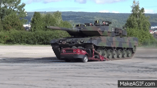 자동차 밟고 지나가는 탱크.gif - 인스티즈(instiz) 이슈 카테고리